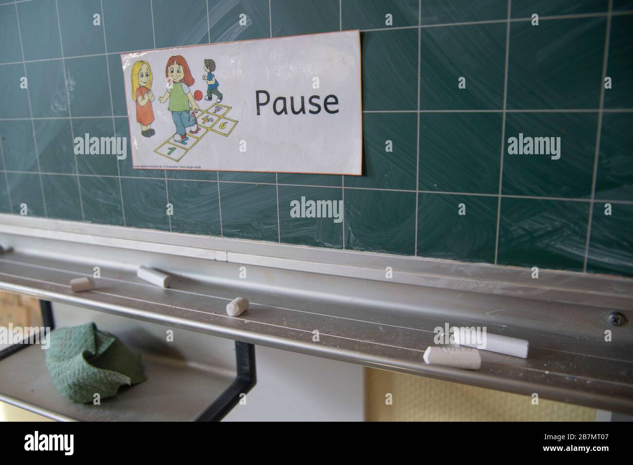 Classroom door closed hi-res stock photography and images - Alamy