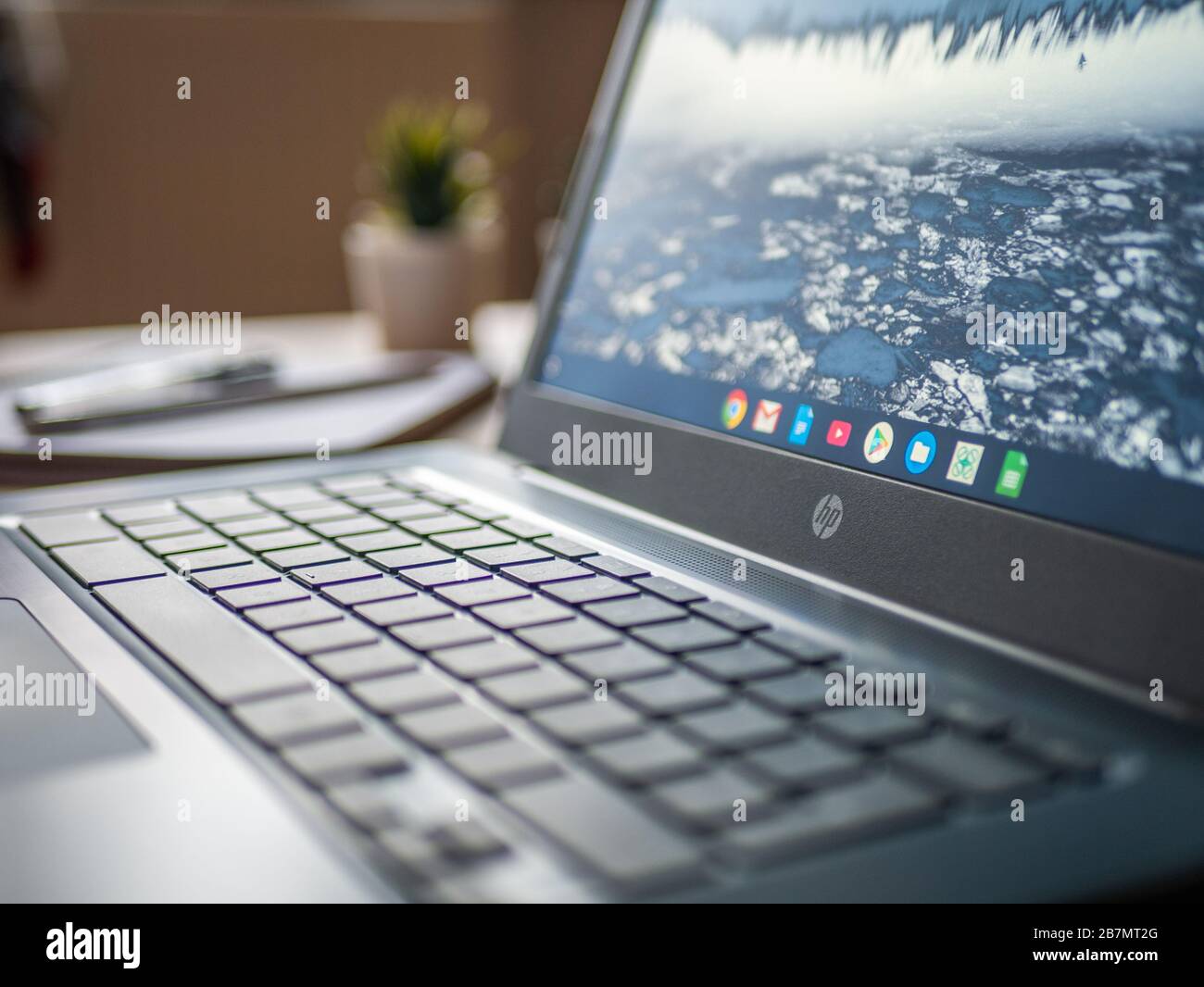 Google keyboard hi-res stock photography and images - Alamy