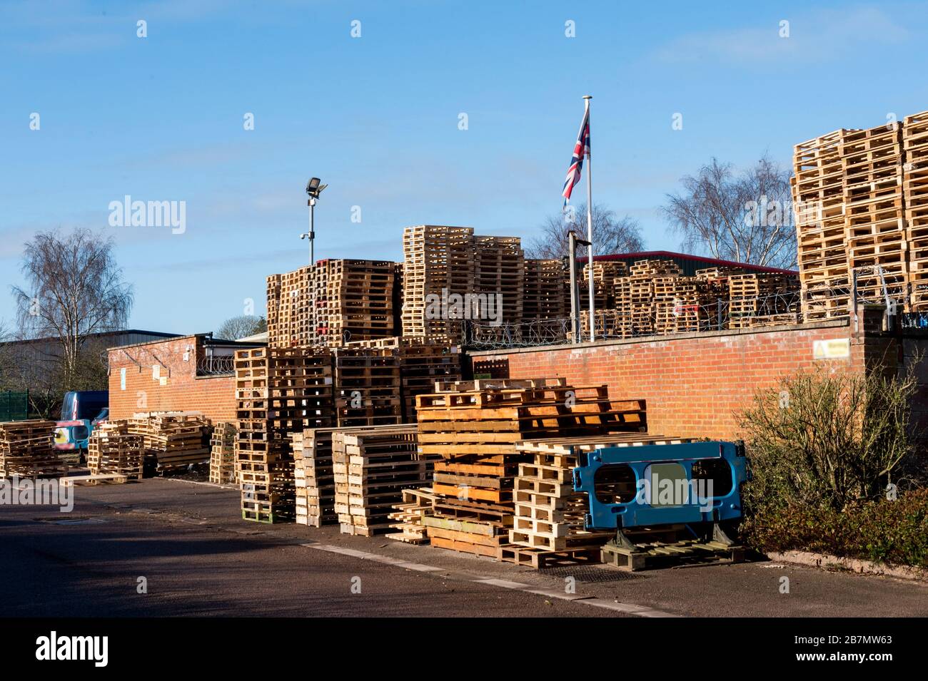 Timber pallets hi-res stock photography and images - Alamy