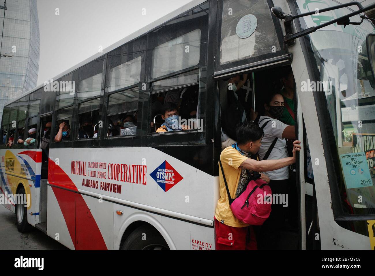 Philippines. 16th Mar, 2020. A bus packed with commuters travelling to ...