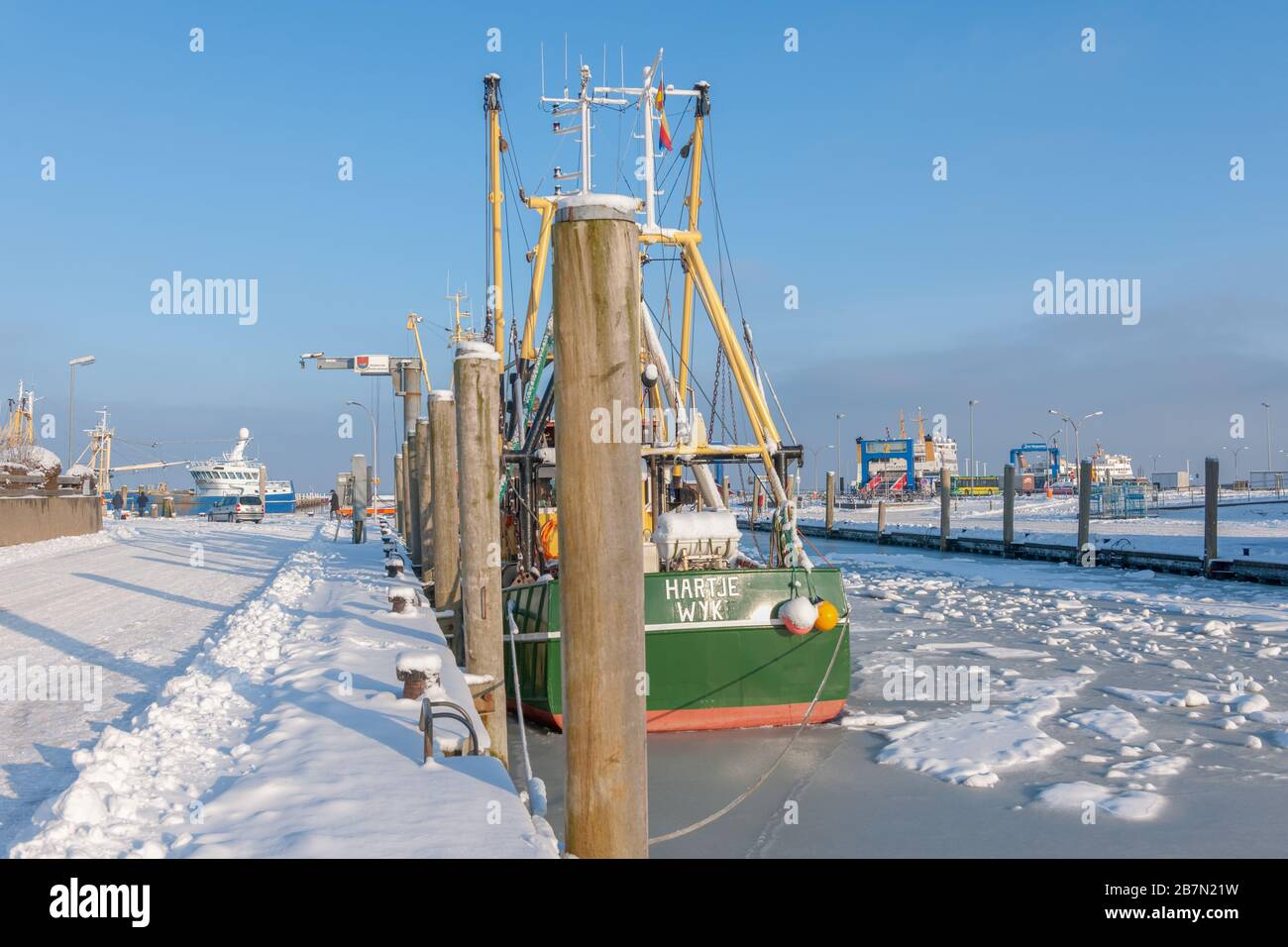 Extremely cold ice covered harbor hi-res stock photography and images ...