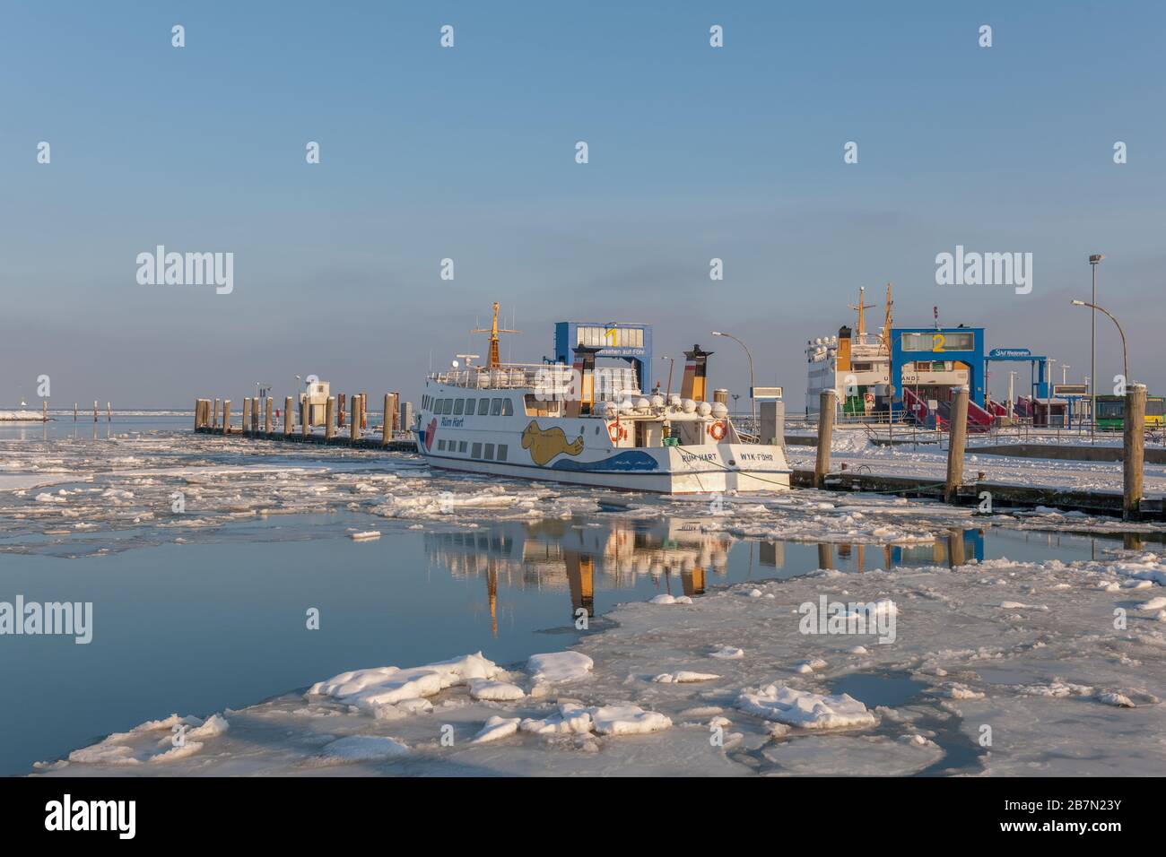 Extremely cold ice covered harbor hi-res stock photography and images ...