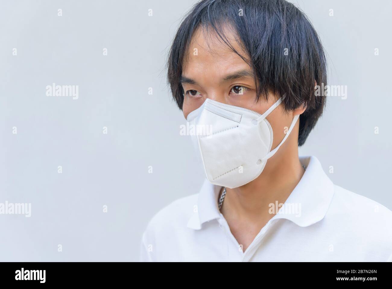 A asian man wear N95 mask for protect PM2.5 Dust and disease Stock ...