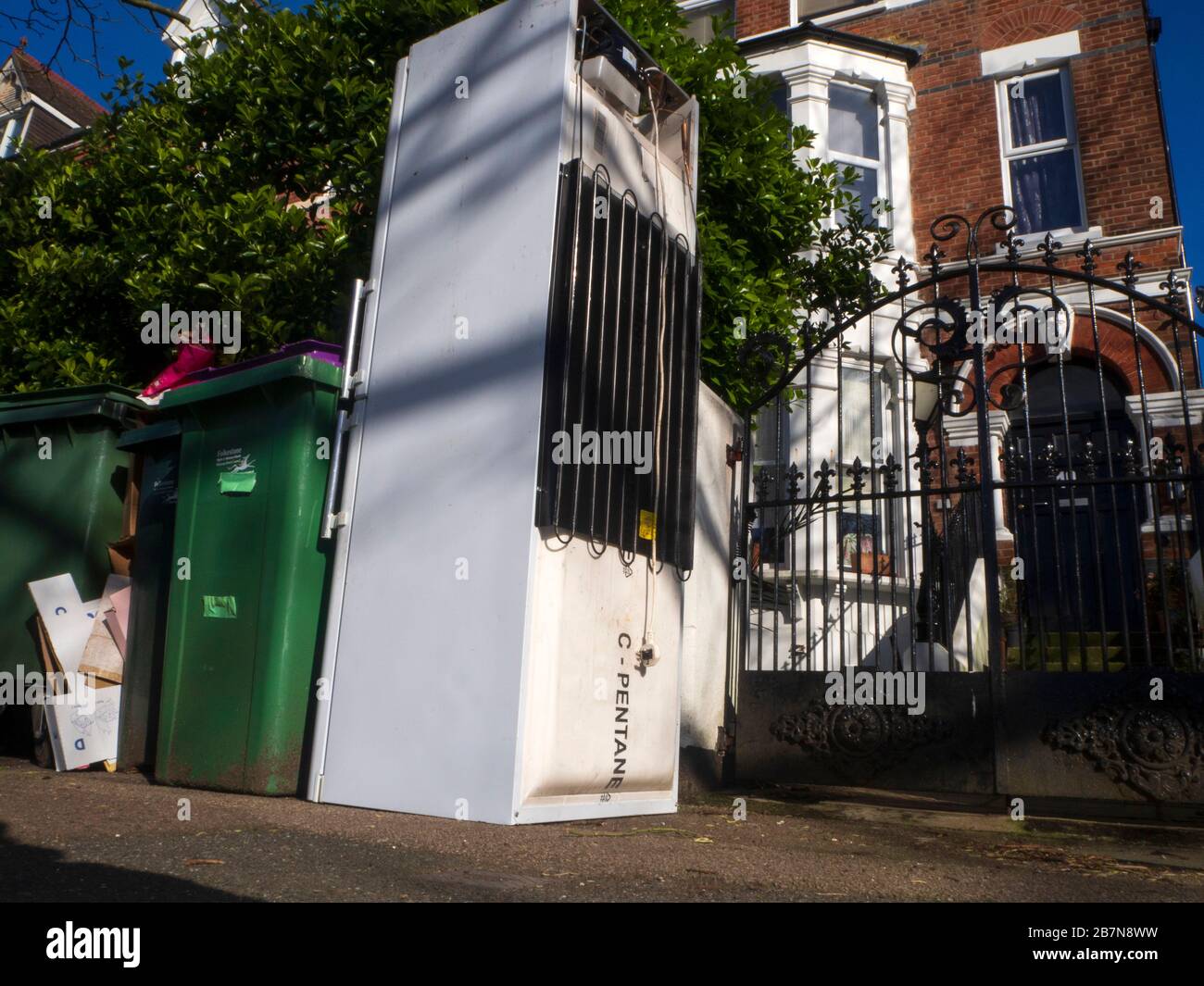 Fridge freezer dumped hi-res stock photography and images - Alamy