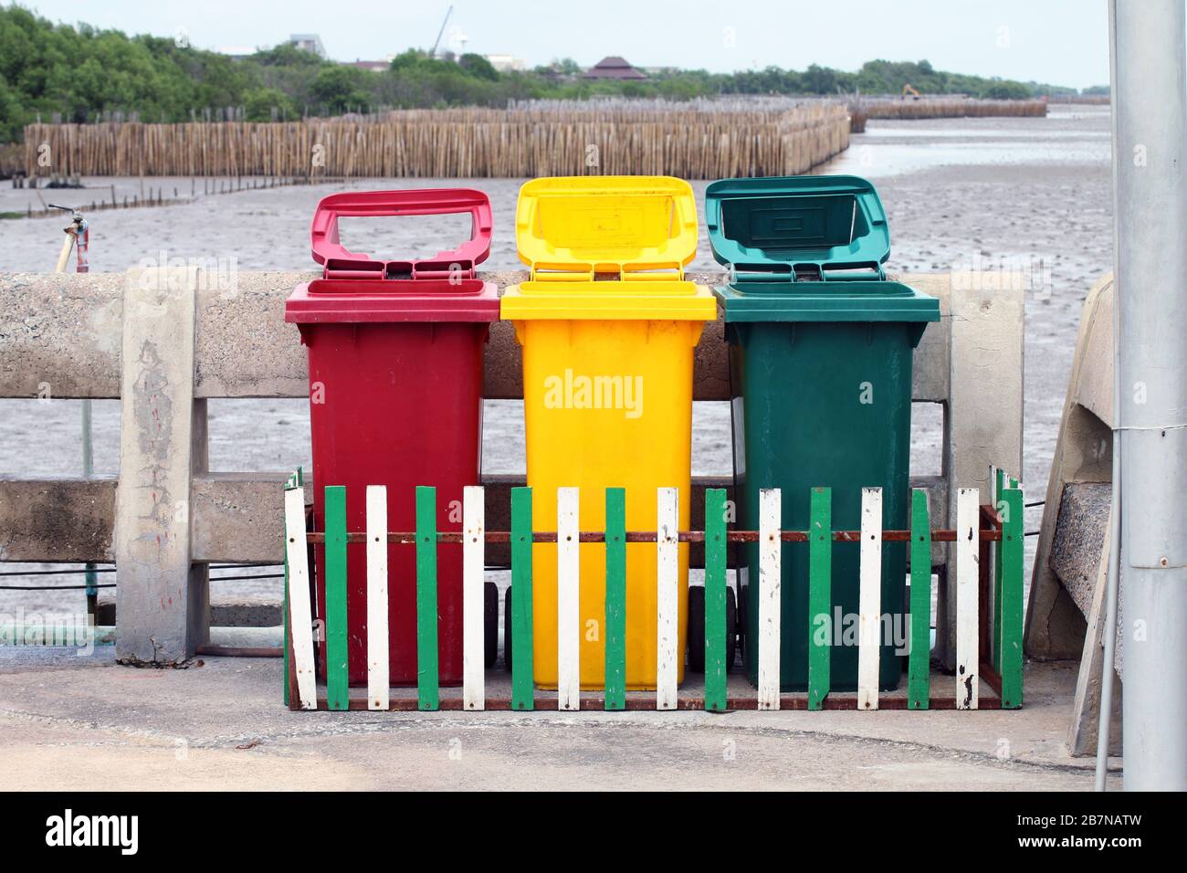 Trash can, Bins, Trash beach, Barrel plastic bin Sort waste, Recycle ...