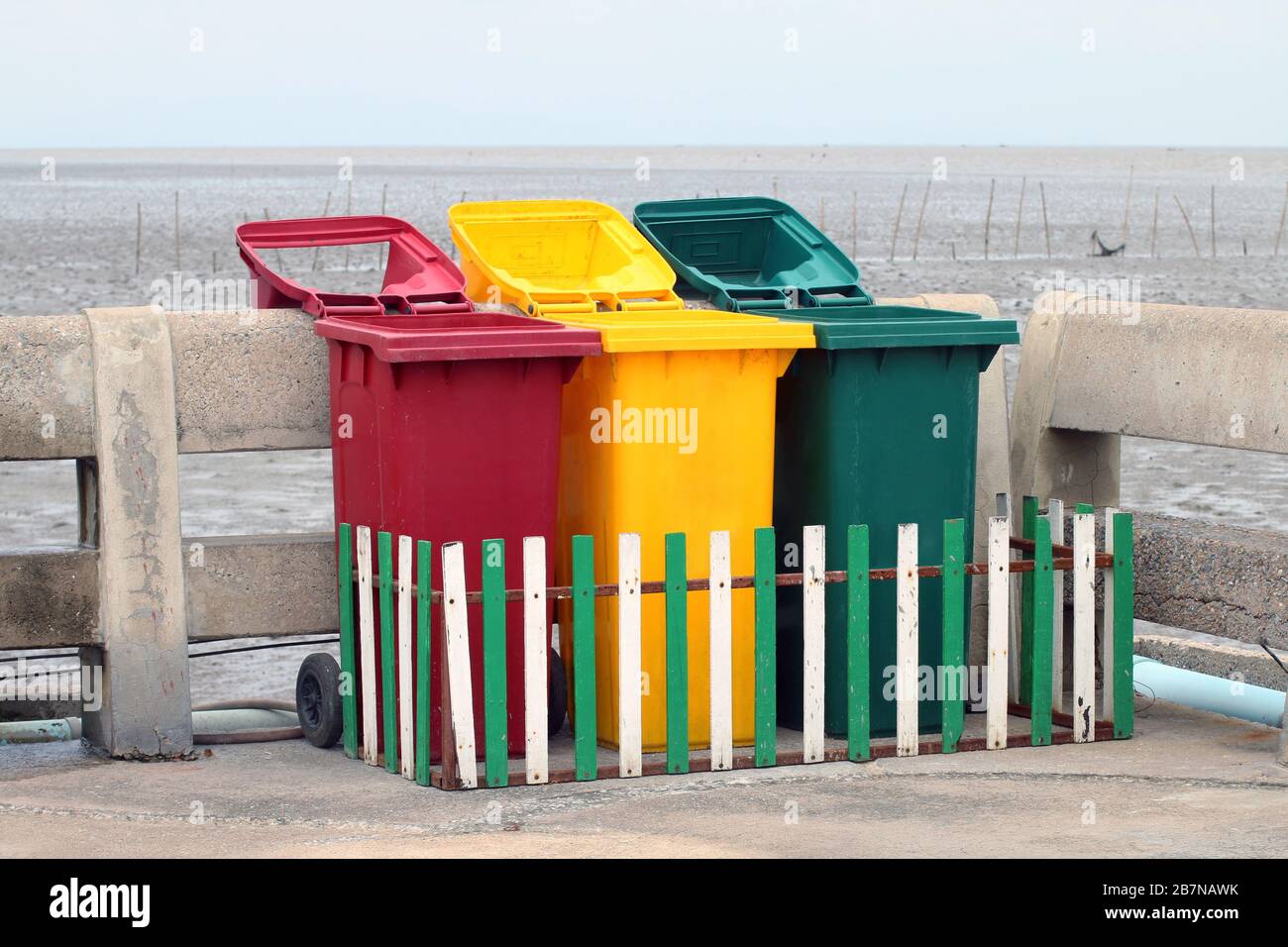 Trash can, Bins, Trash beach, Barrel plastic bin Sort waste, Recycle ...