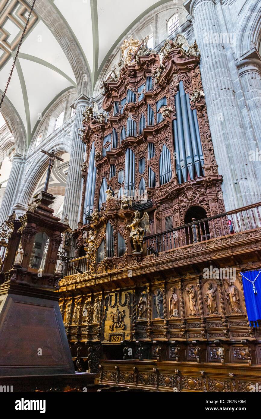 Largest cathedral organ in the world hi-res stock photography and ...