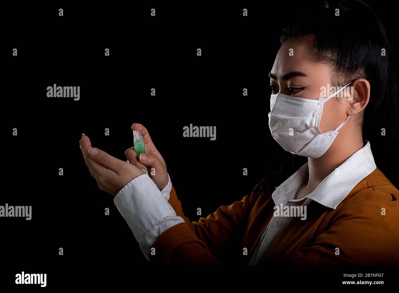 Businesswoman of young Asia woman putting on a respirator N95 mask with ...