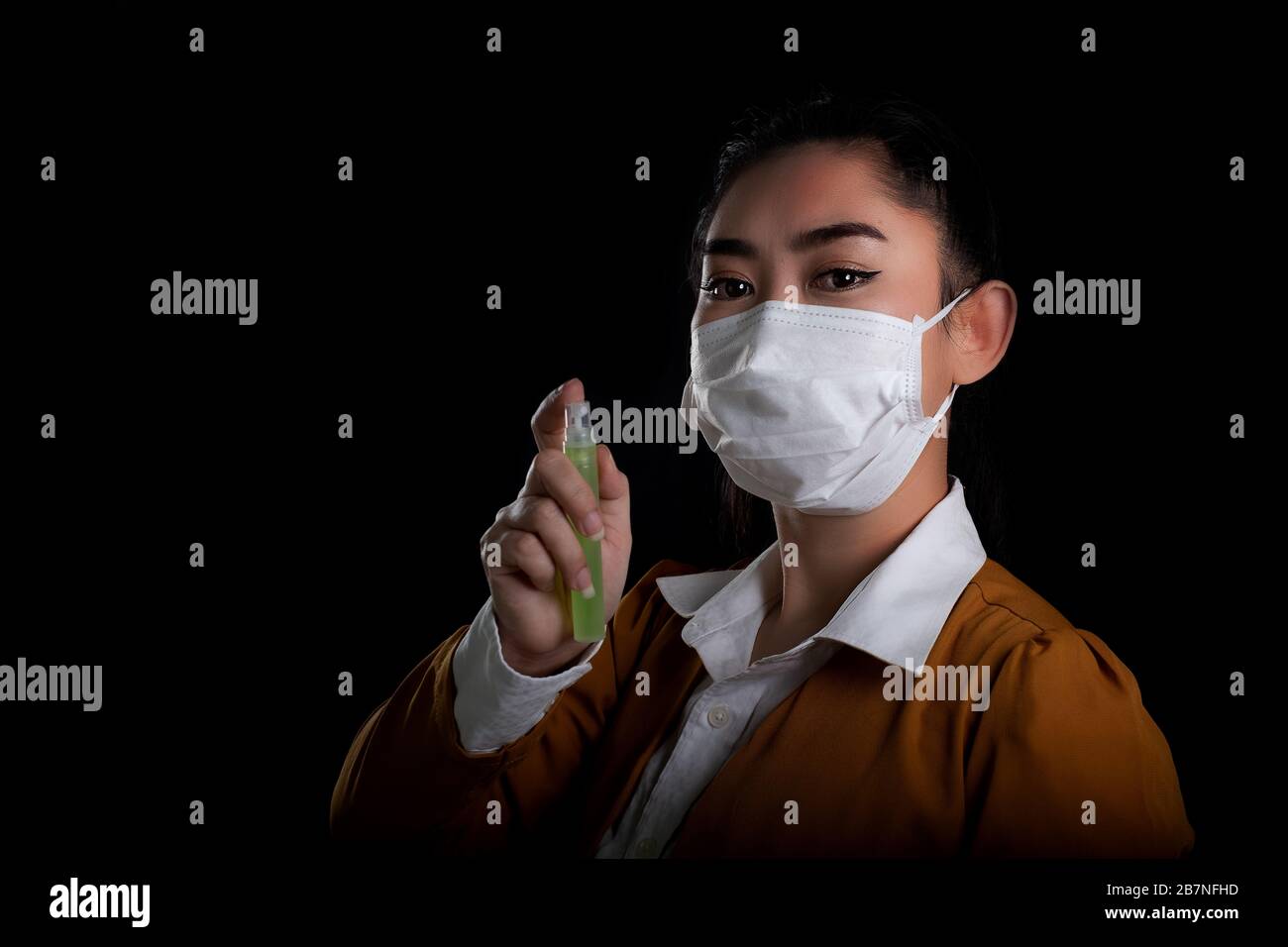 Businesswoman of young Asia woman putting on a respirator N95 mask with ...