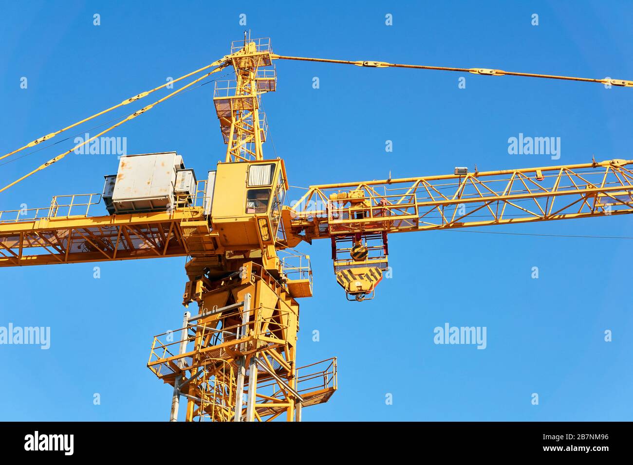 Self erecting tower crane hi-res stock photography and images - Alamy