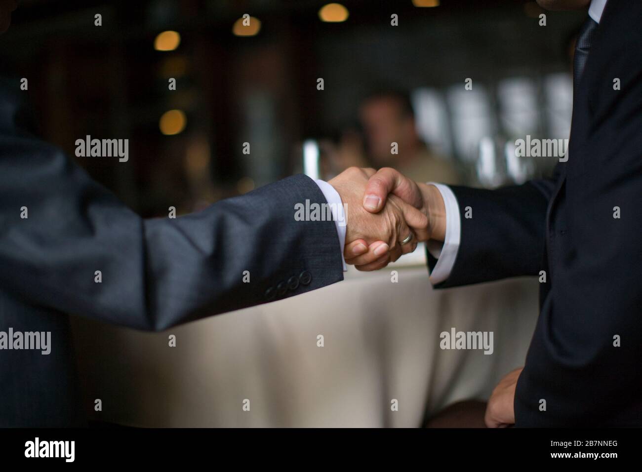 Handshakes asian hi-res stock photography and images - Alamy