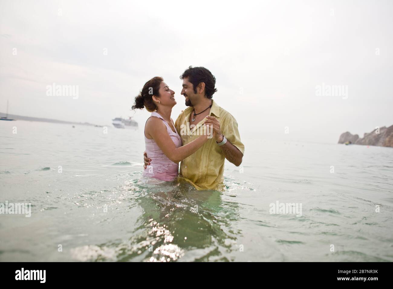 Couple dancing in the ocean Stock Photo - Alamy