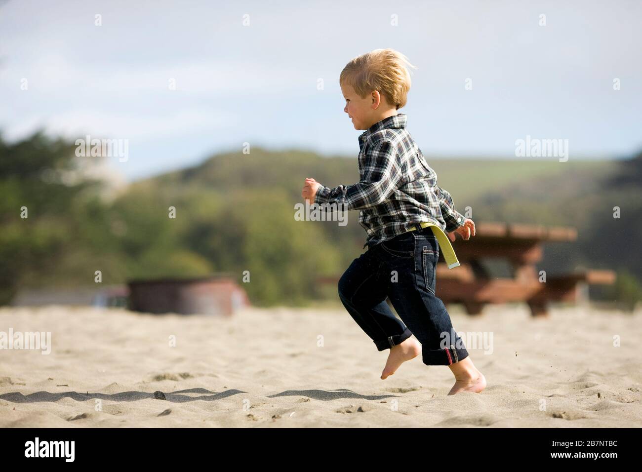 Young boy running profile hi-res stock photography and images - Alamy