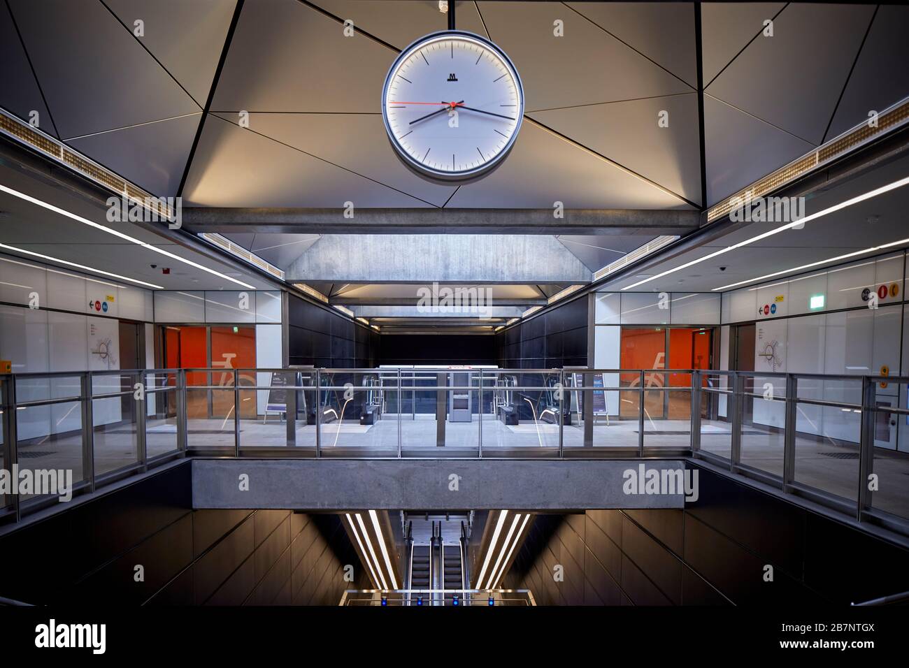 Circle line station hi-res stock photography and images - Alamy