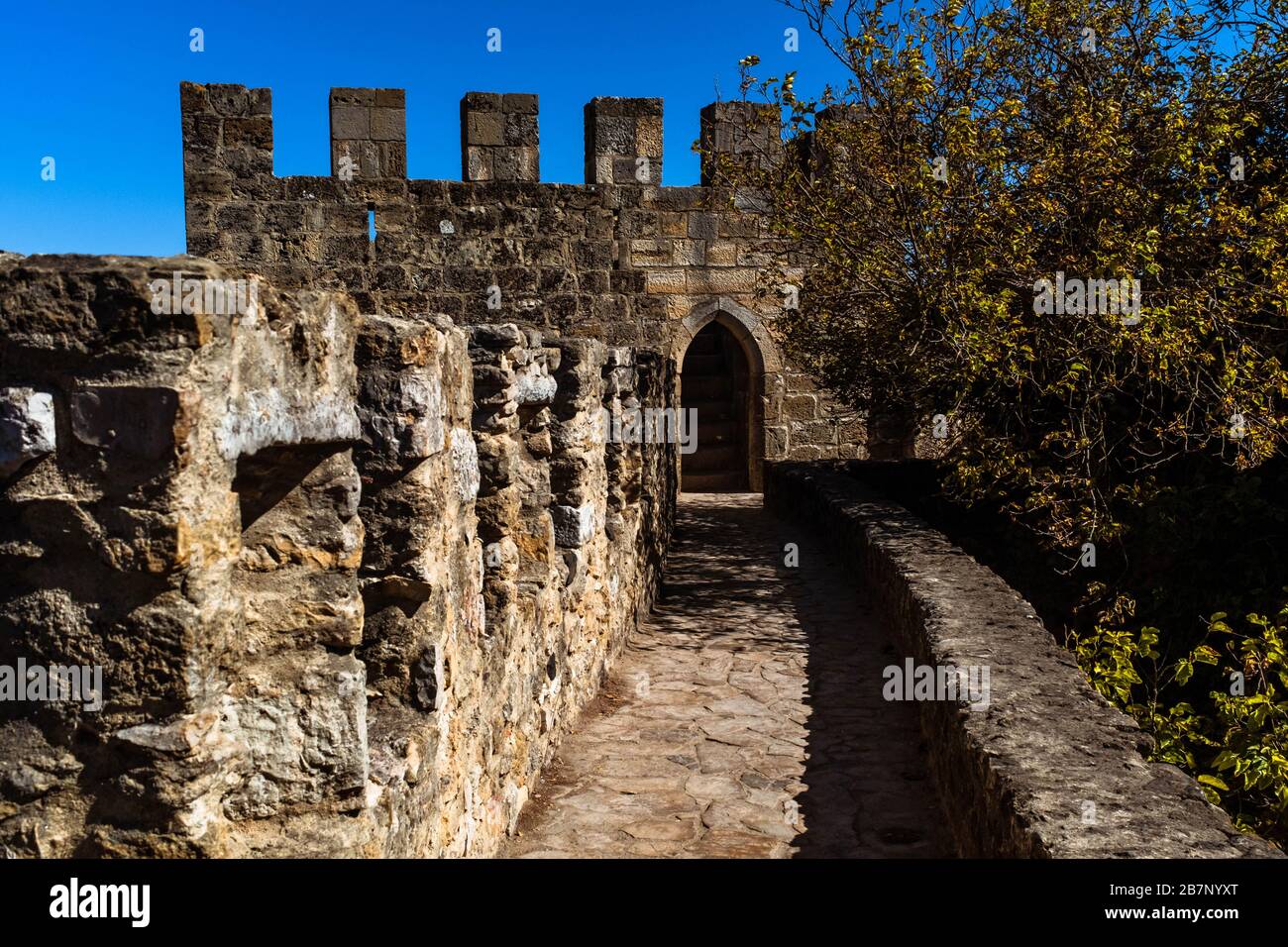 Cistern tower and ramparts of São Jorge Castle Stock Photo - Alamy