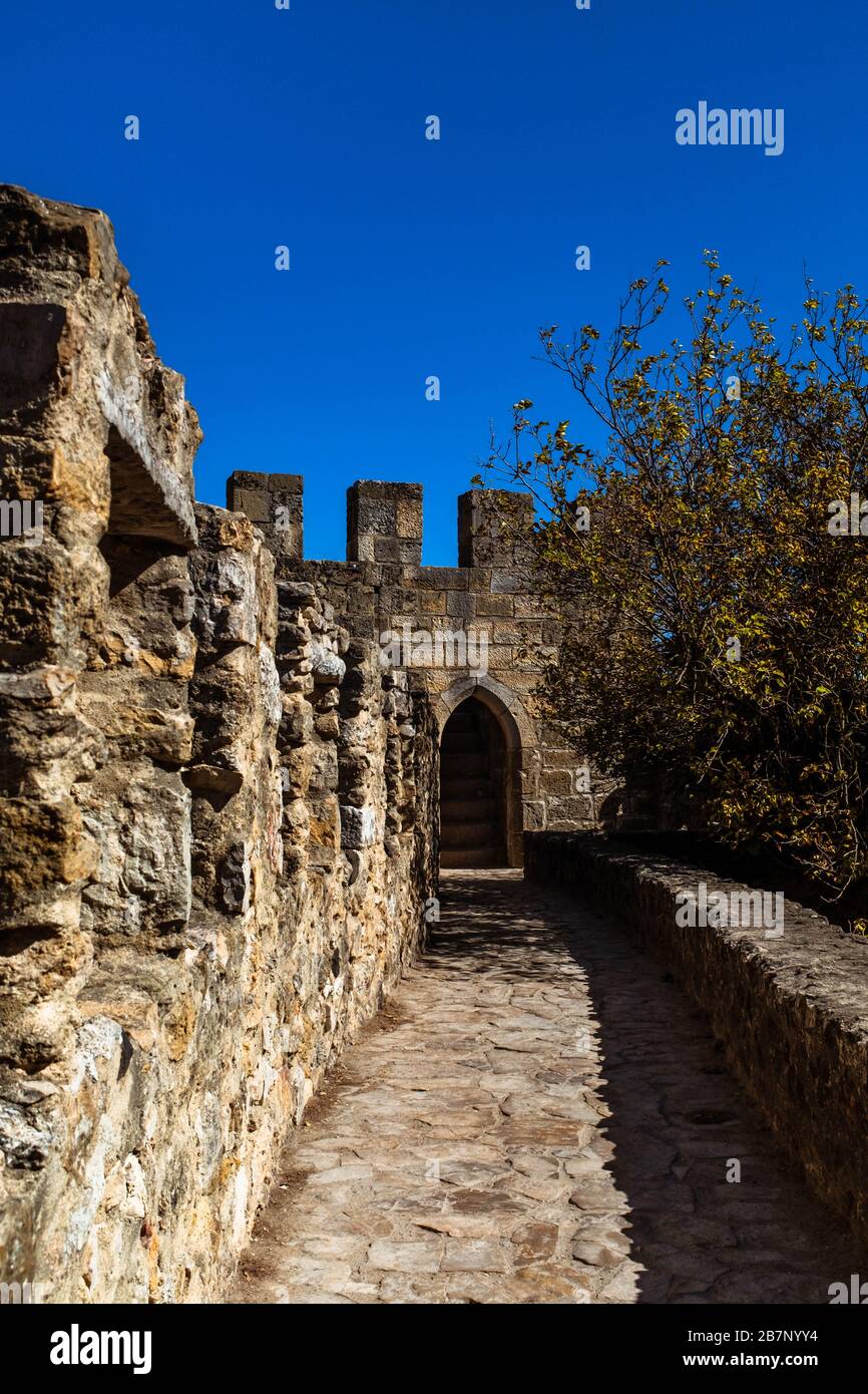 Cistern tower and ramparts of São Jorge Castle Stock Photo - Alamy