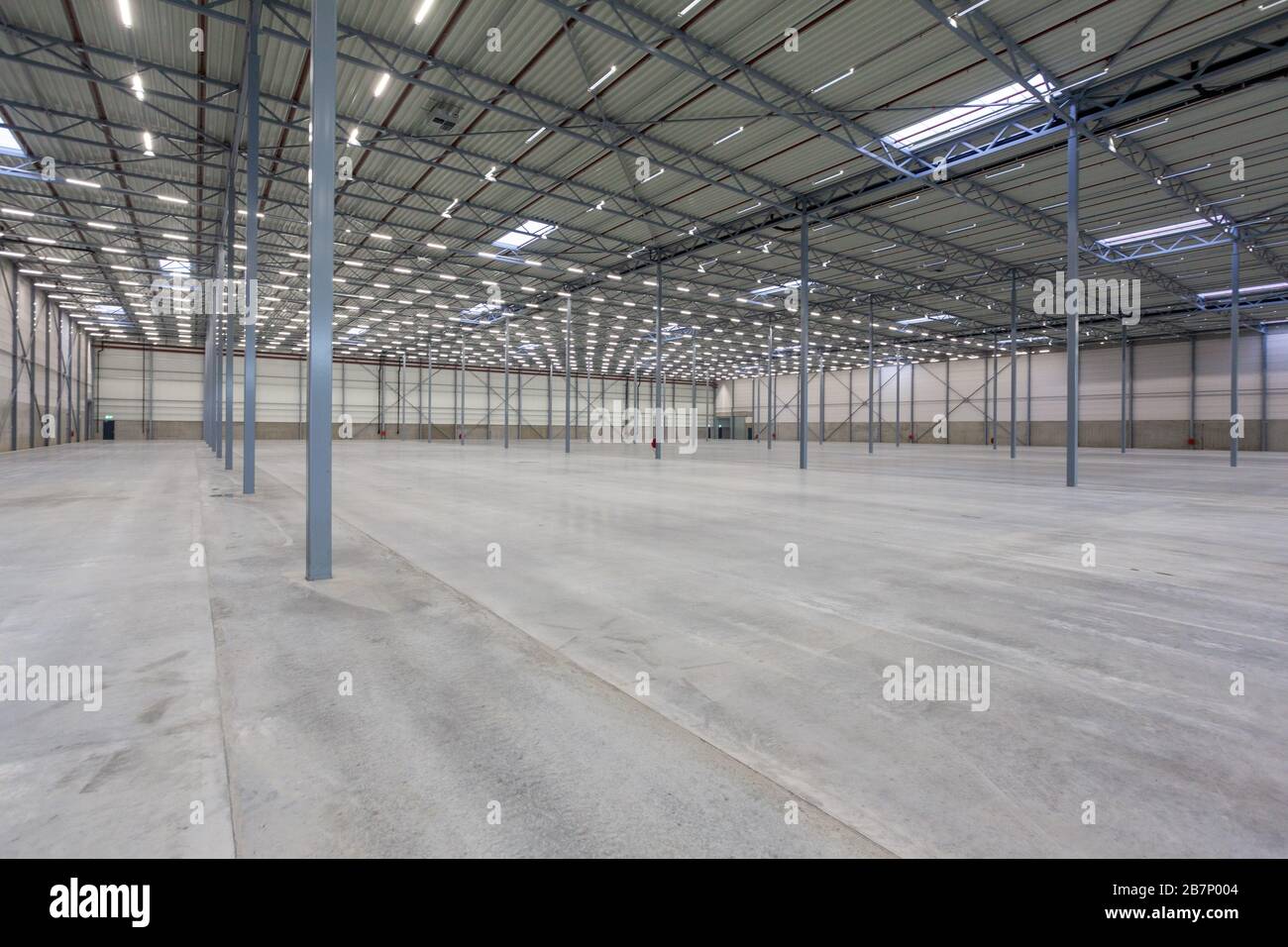 Empty factory hall hi-res stock photography and images - Alamy