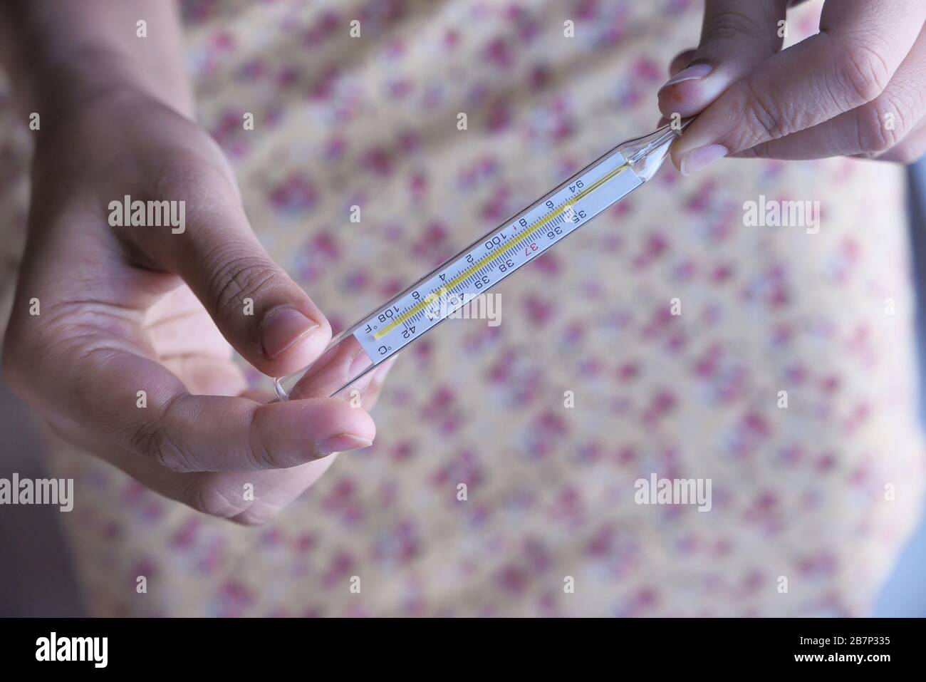 Hand holding thermometer hi-res stock photography and images - Alamy