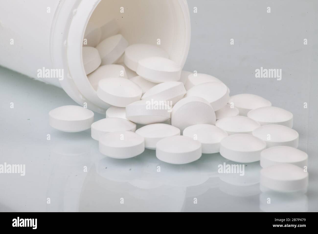 medicine tablet antibiotic pills Stock Photo - Alamy