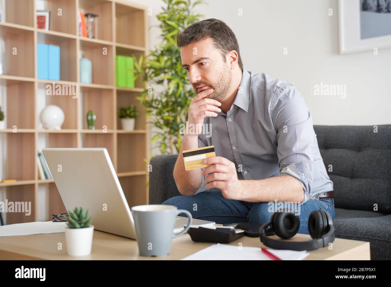 Guy shopping hi-res stock photography and images - Alamy