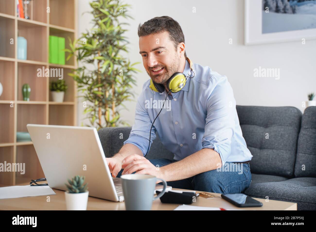 Man watching video hi-res stock photography and images - Alamy