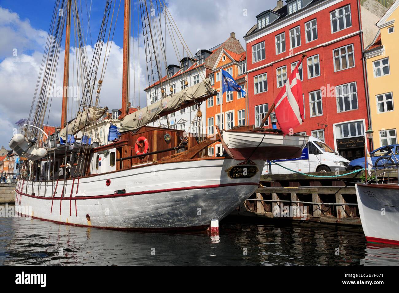 Boat on nyhavn canal hi-res stock photography and images - Alamy