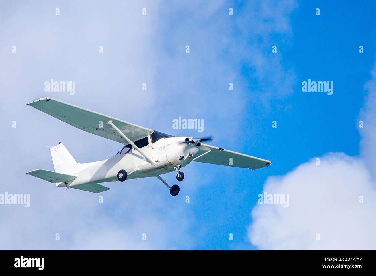Airplane propeller spinning hi-res stock photography and images - Alamy