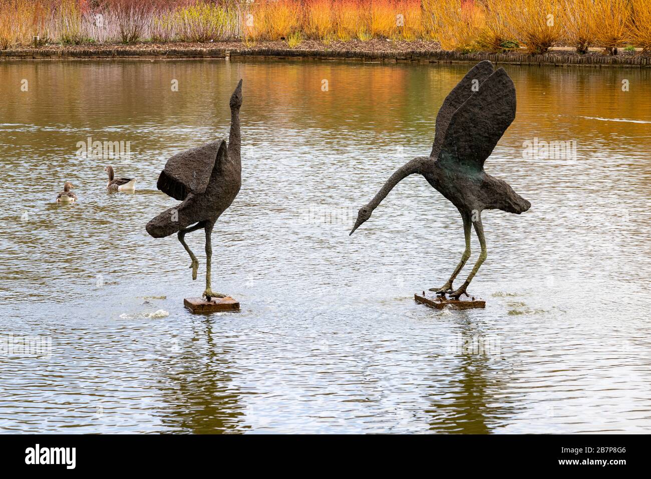 Geese statues hi-res stock photography and images - Alamy