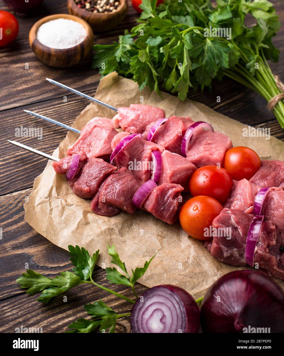 Raw shish kebab skewers with tomatoes Stock Photo - Alamy