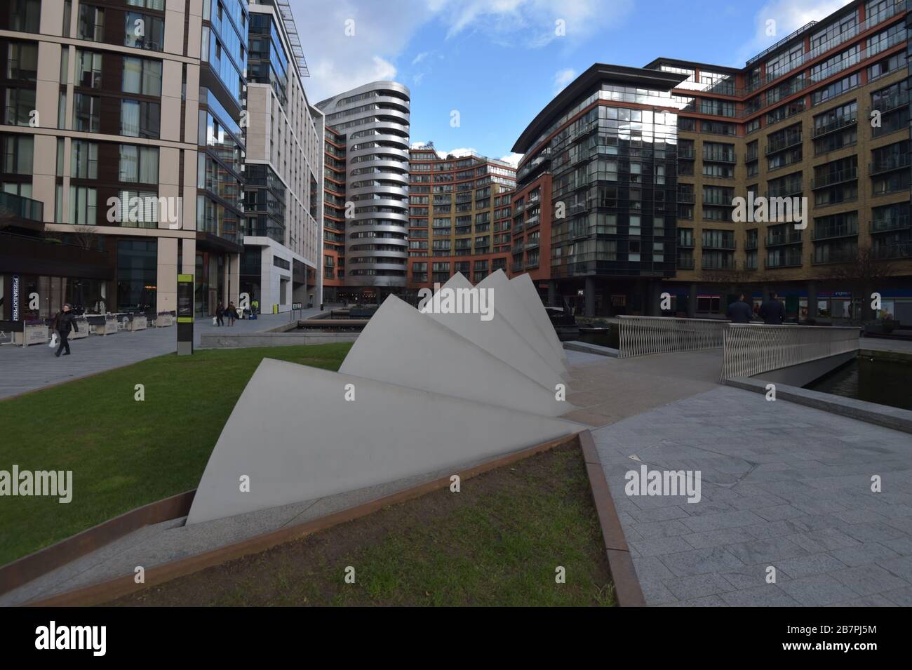 A view of the merchant square footbridge hi-res stock photography and ...