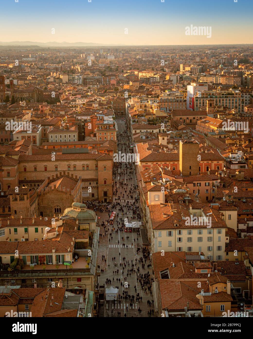 Torre Degli Asinelli, Bologna Stock Photo - Alamy
