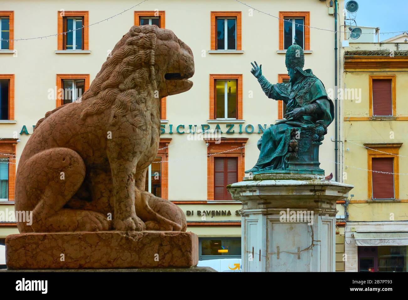 Bronze statues in town square hi-res stock photography and images - Alamy