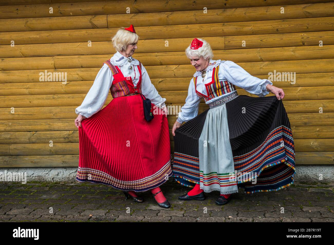 Traditional women dancers hi-res stock photography and images - Alamy