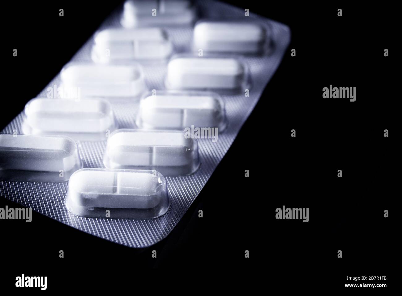 Tablet pack of white medicinal pills Stock Photo - Alamy
