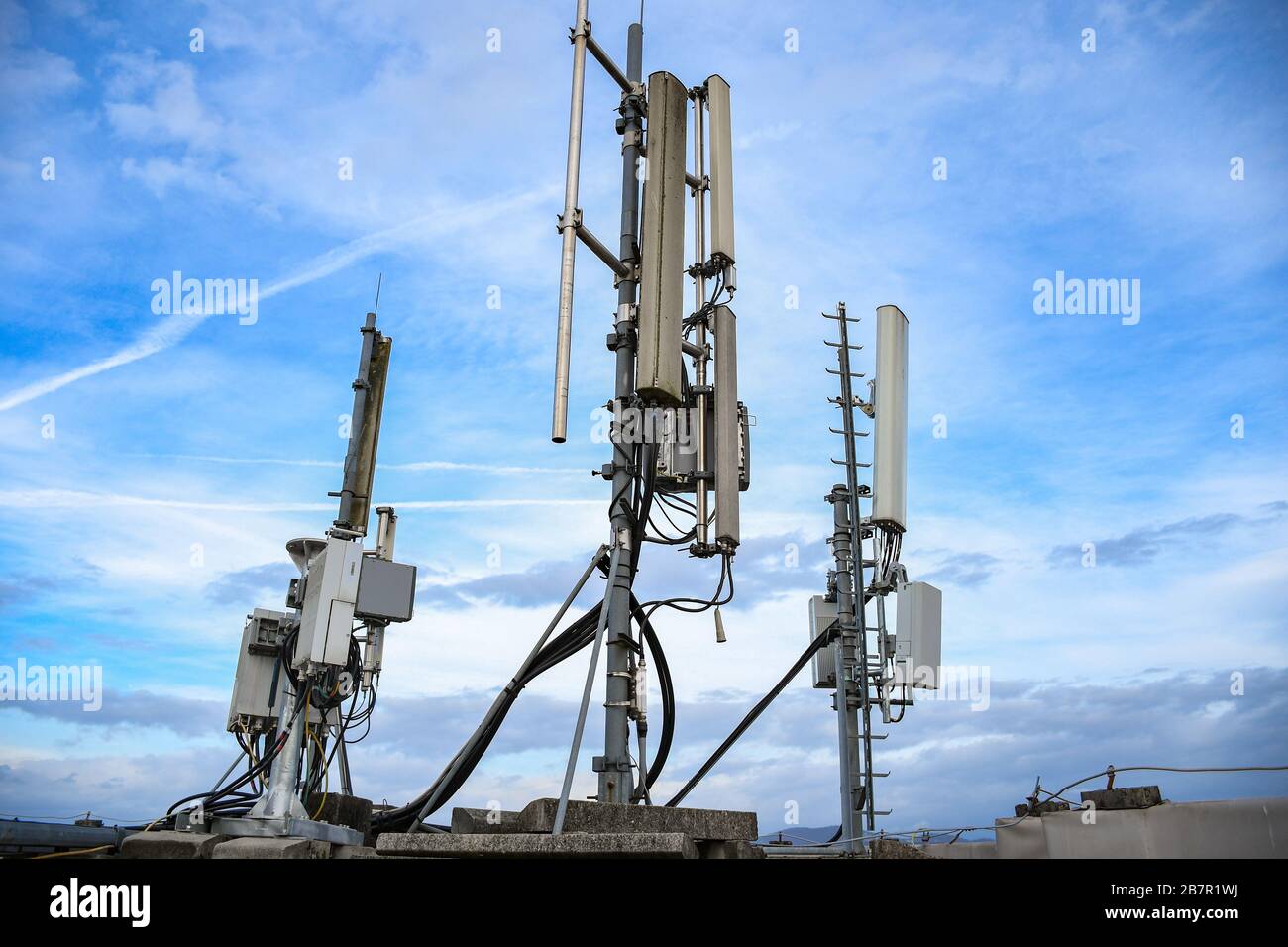 Antenna mobile roof hi-res stock photography and images - Alamy