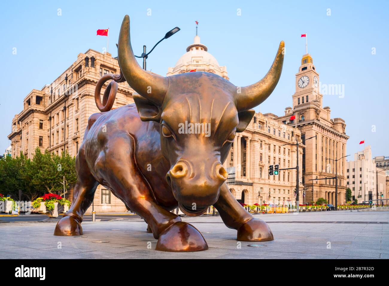 Bronze bull sculpture in downtown hi-res stock photography and images ...
