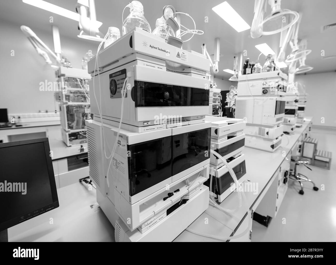 Microscopic analyse Black and White Stock Photos & Images - Alamy