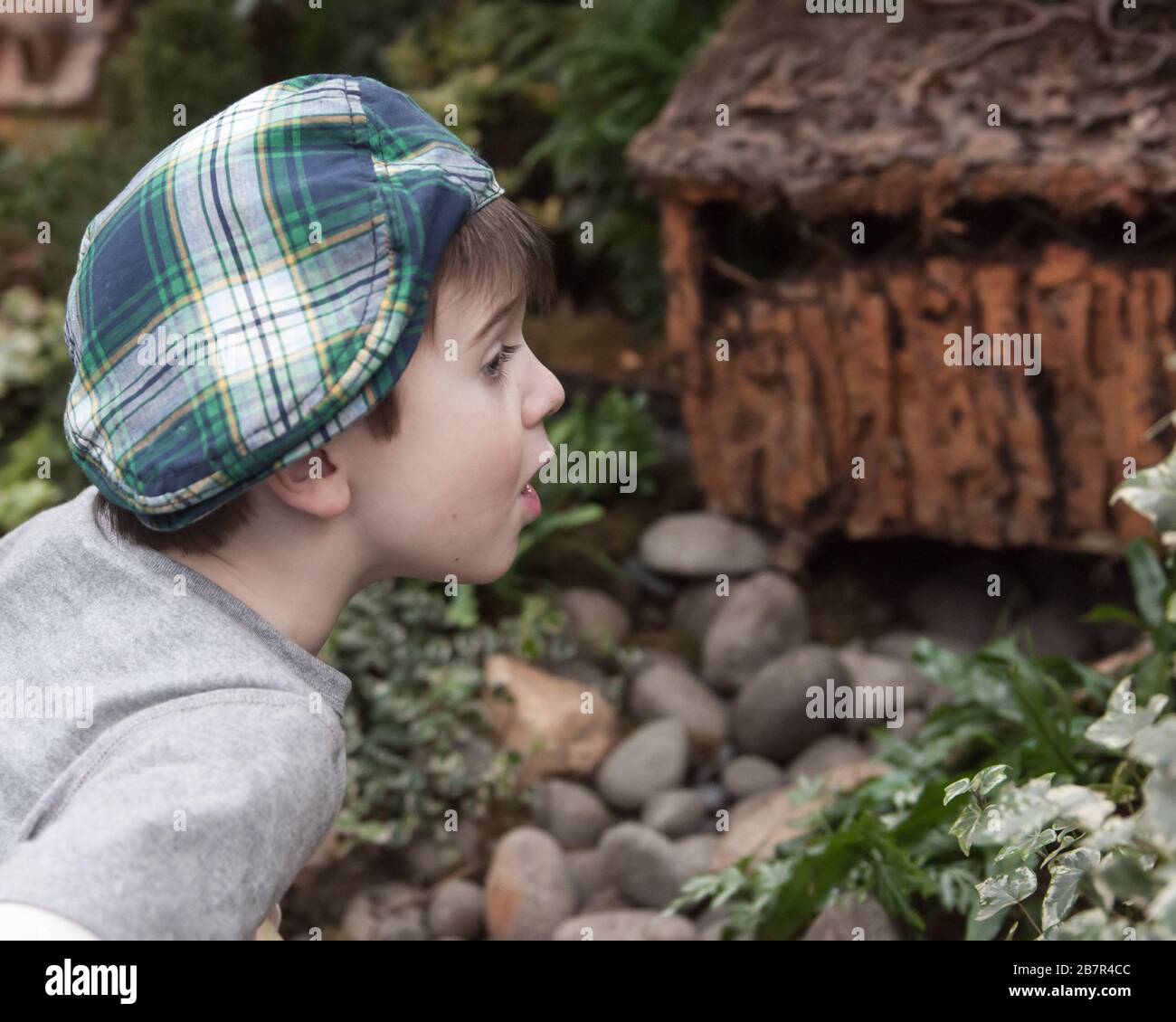 Boy wearing flat cap hi-res stock photography and images - Alamy