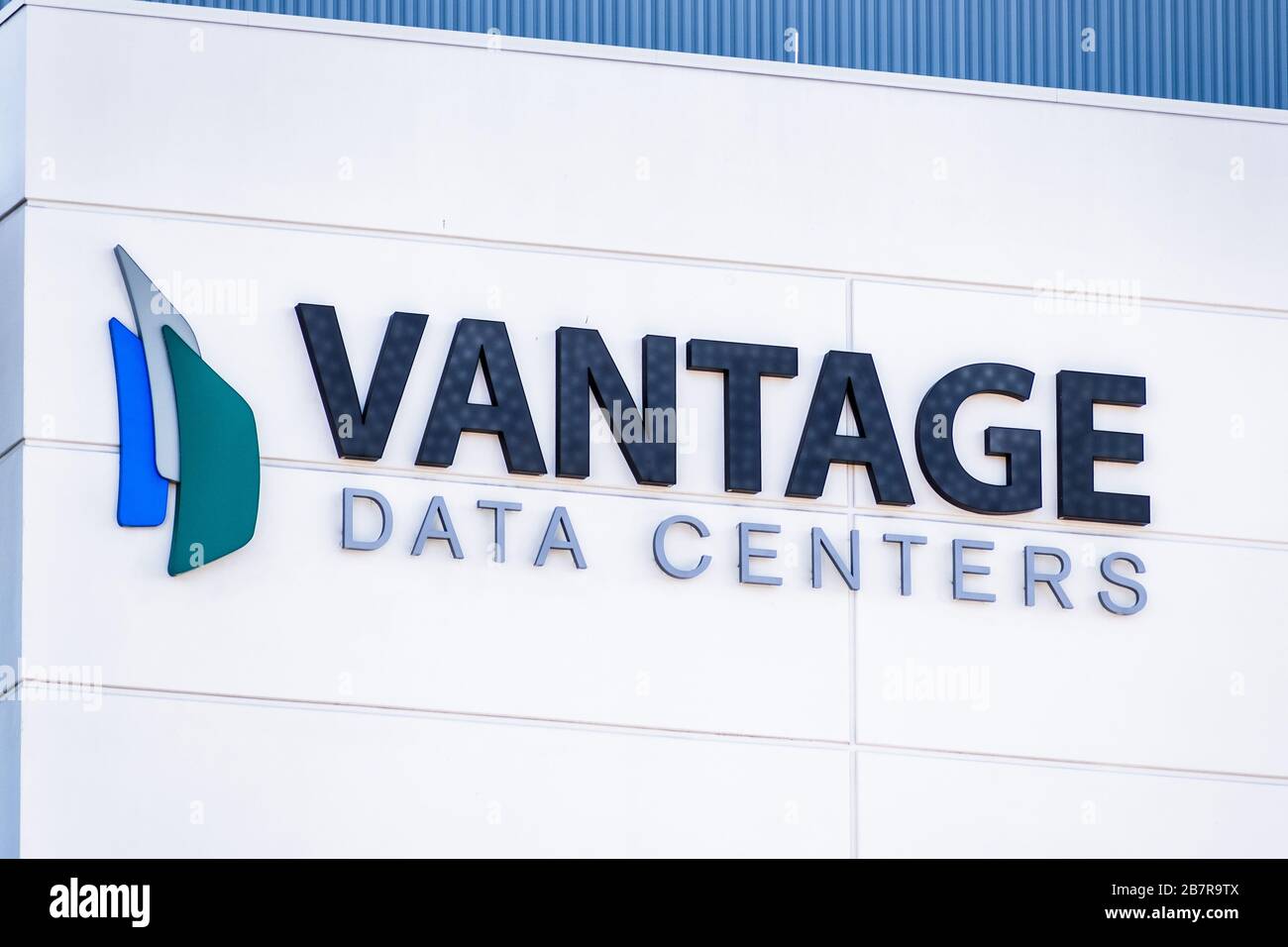 Data centers hi-res stock photography and images - Alamy