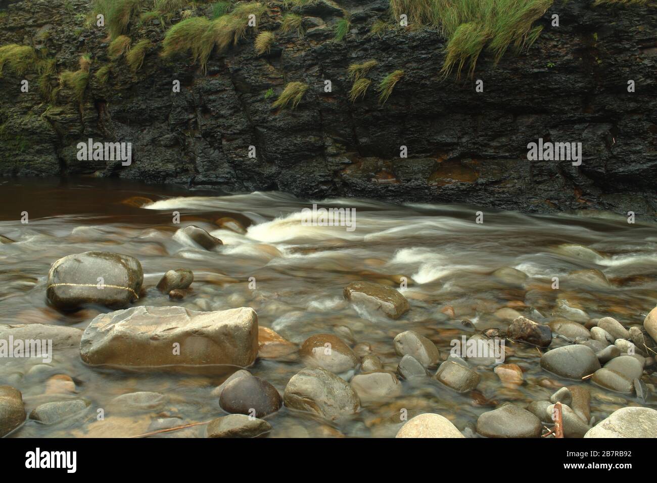 Cliff beside lake hi-res stock photography and images - Alamy