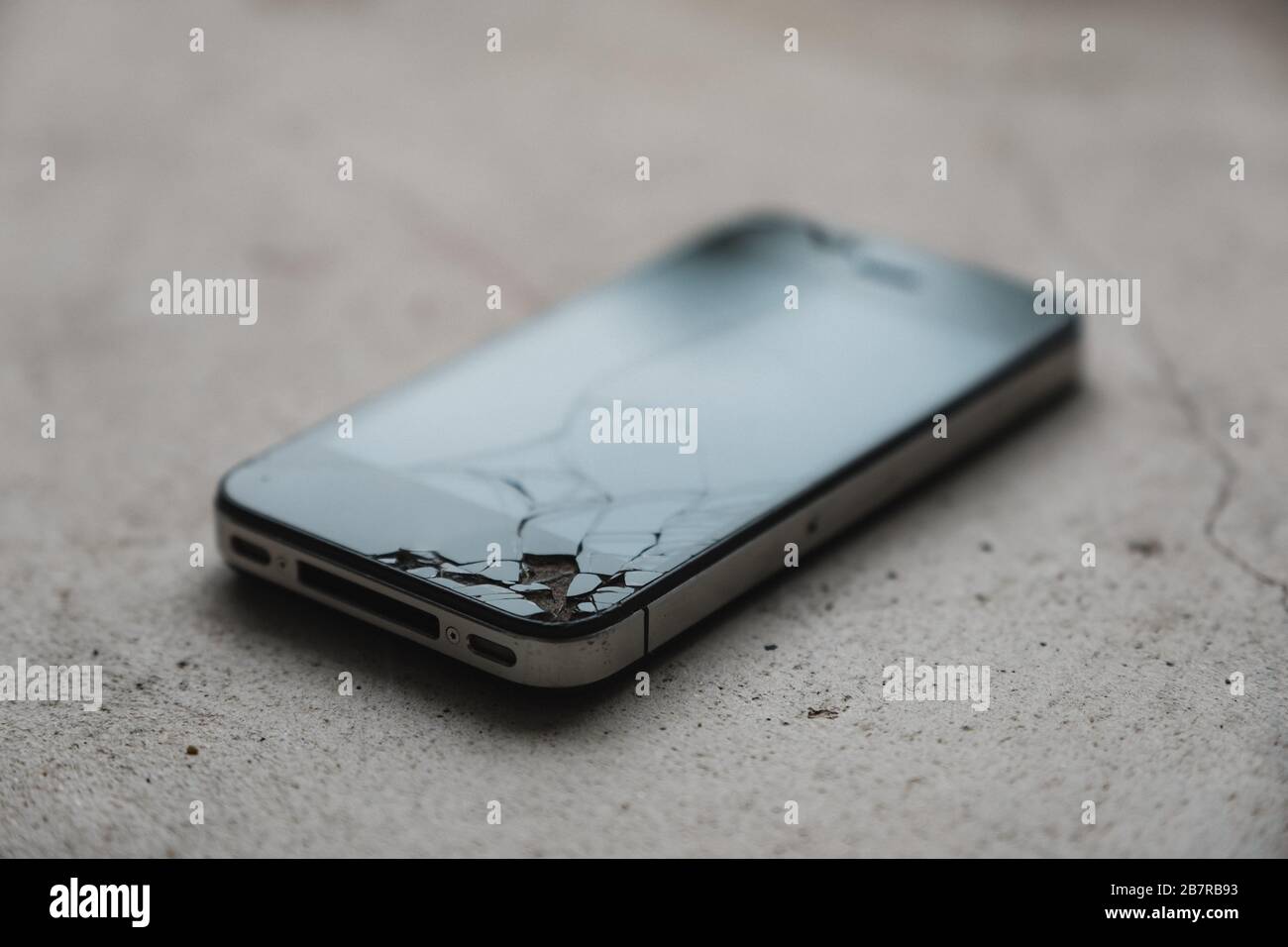 A cracked cell phone on the floor Stock Photo - Alamy