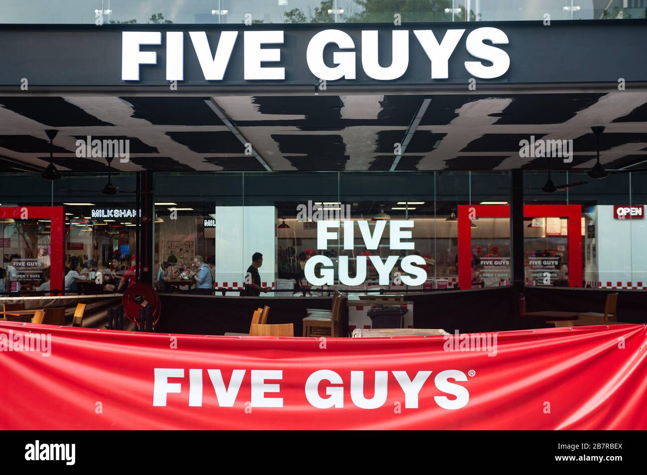 Five guys logo hi-res stock photography and images - Alamy