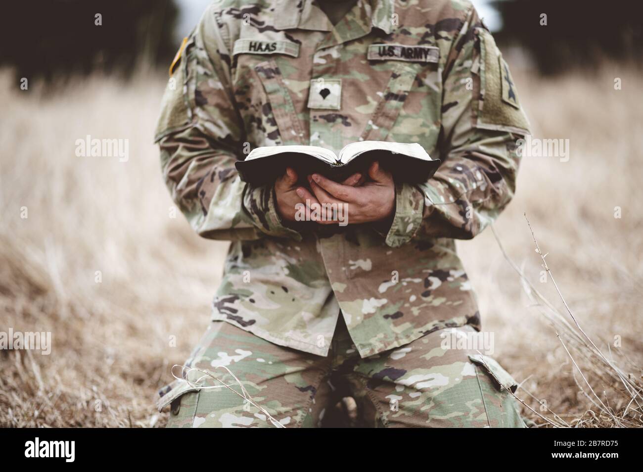 Army soldier reading bible hi-res stock photography and images - Alamy