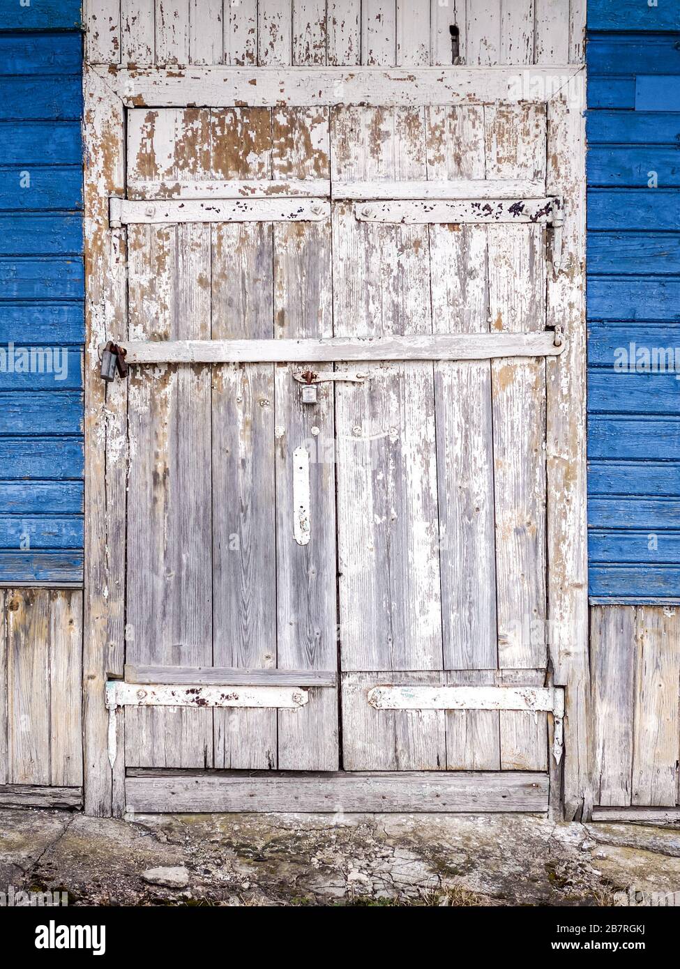 Blue distressed wall hi-res stock photography and images - Alamy
