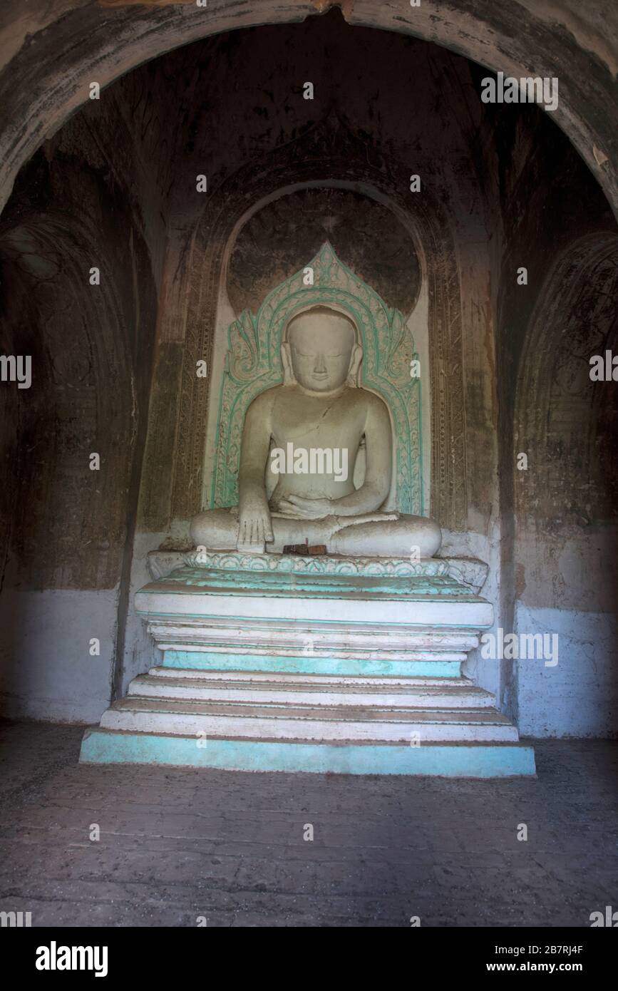 Buddhist statue cross legged hi-res stock photography and images - Alamy