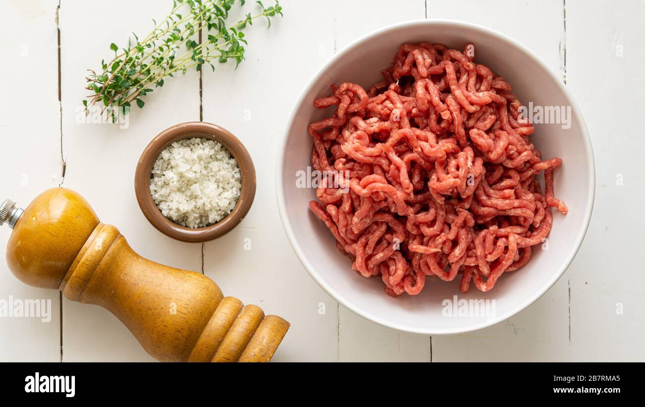 Minced meat in a white bowl hi-res stock photography and images - Alamy