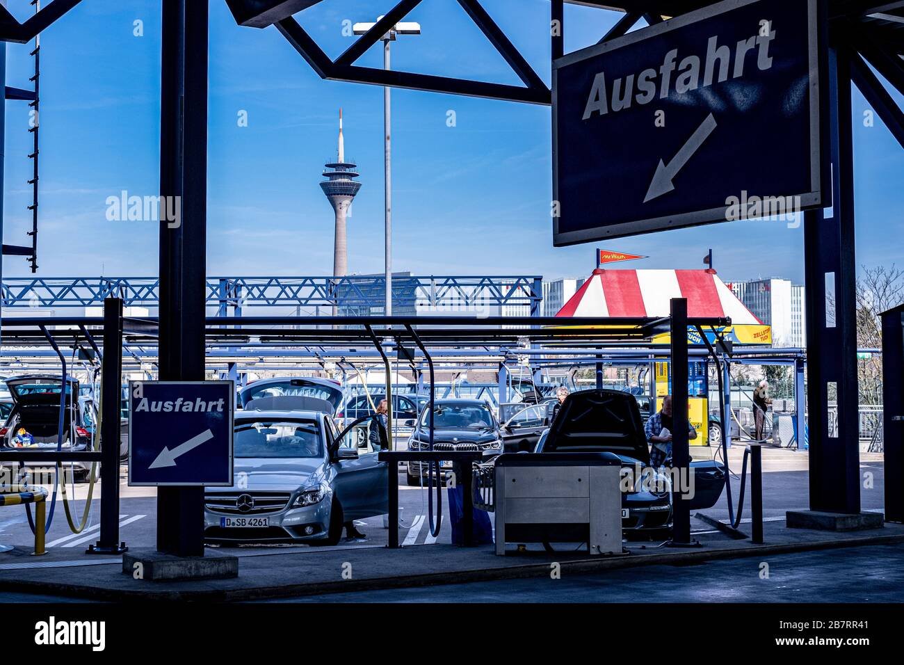 Car wash city hi-res stock photography and images - Alamy