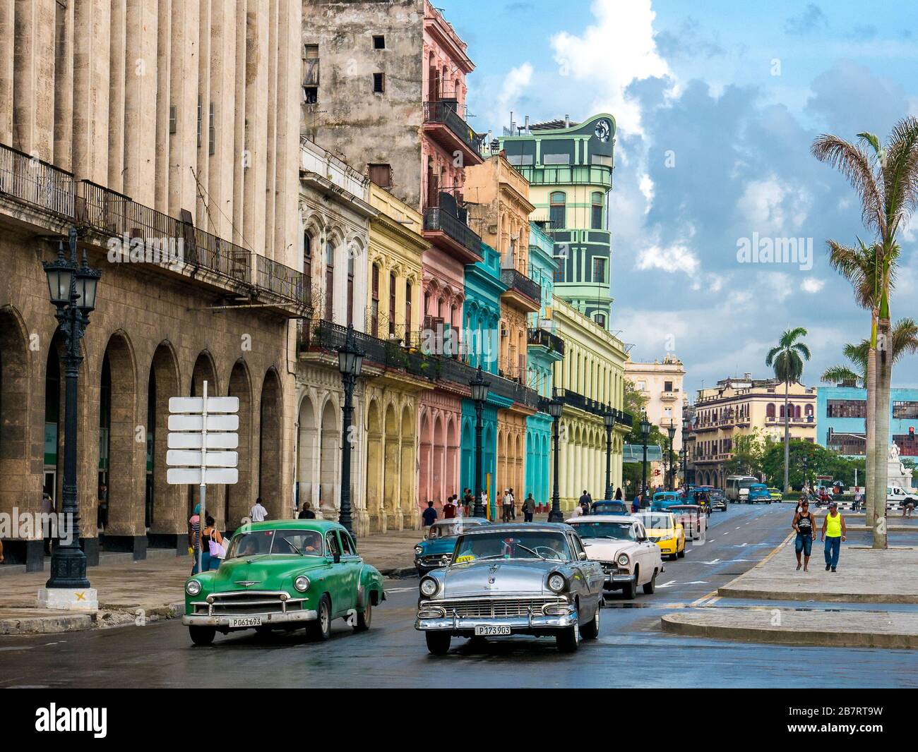 Havana beach car sea water hi-res stock photography and images - Alamy