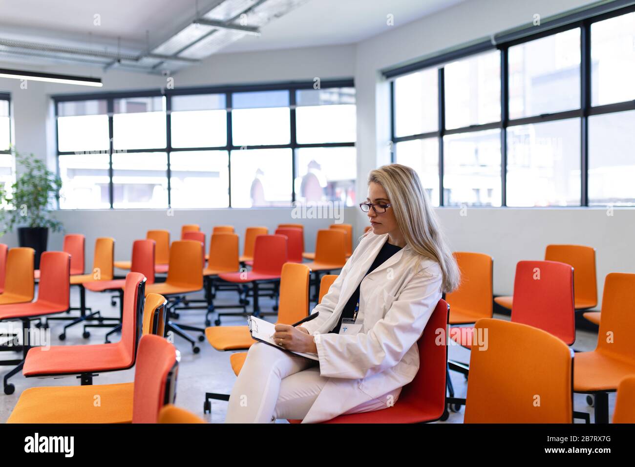 Doctor conference hi-res stock photography and images - Alamy