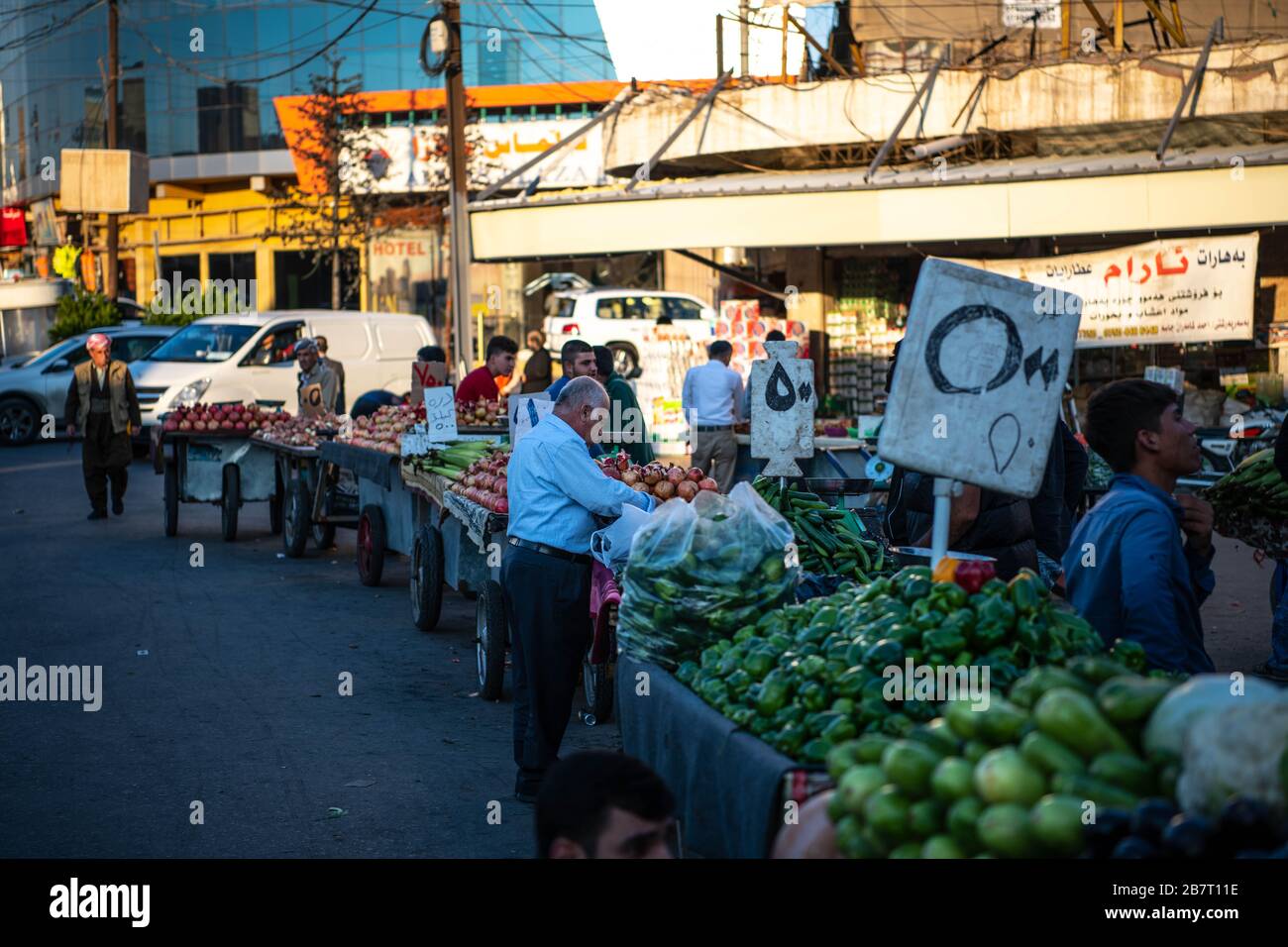 Iraq, Iraqi Kurdistan, Arbil, Erbil. Vegetable and fruit moving market ...